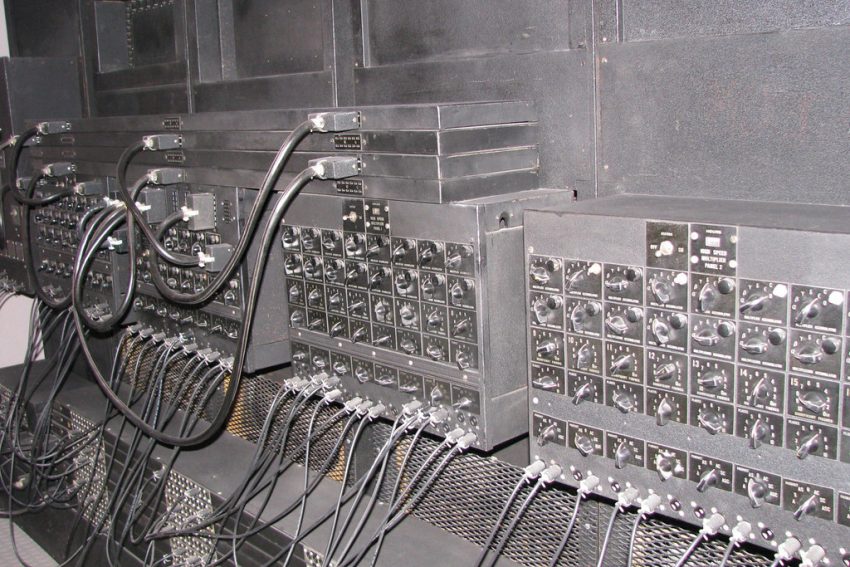 The Colossal Computer That Started The Digital Age - techtanktools